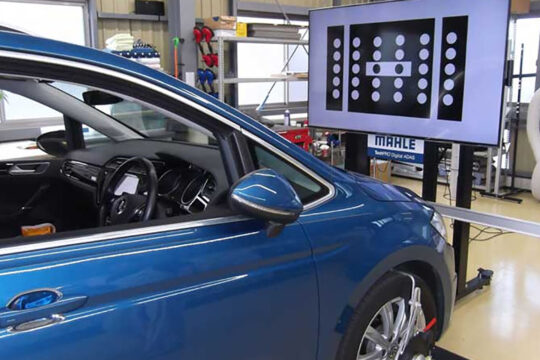 ASV・ADAS搭載車のエーミング・カメラ校正なら｜輸入車もOK｜埼玉の小島自動車ガラス